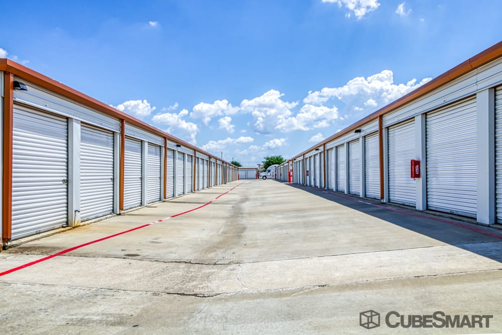 Self-Storage Units at 2444 Luna Road in Carrollton, TX @CubeSmart