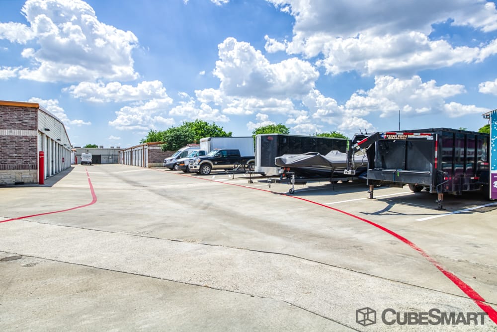 Self-Storage Units at 2444 Luna Road in Carrollton, TX @CubeSmart